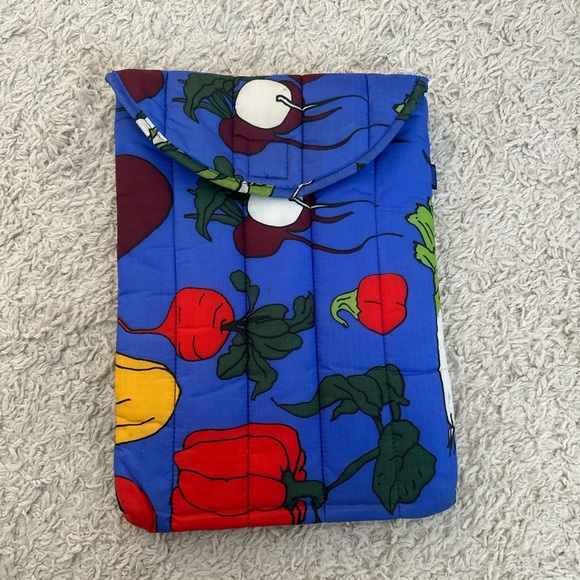 BAGGU | Accessories | Rare Baggu Colorful Vegetable Print Padded Sleeve ...